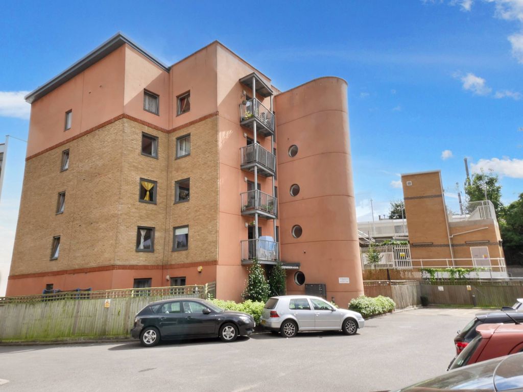 2 bed flat to rent in High Road, Seven Sisters, London N15, £2,000 pcm ...