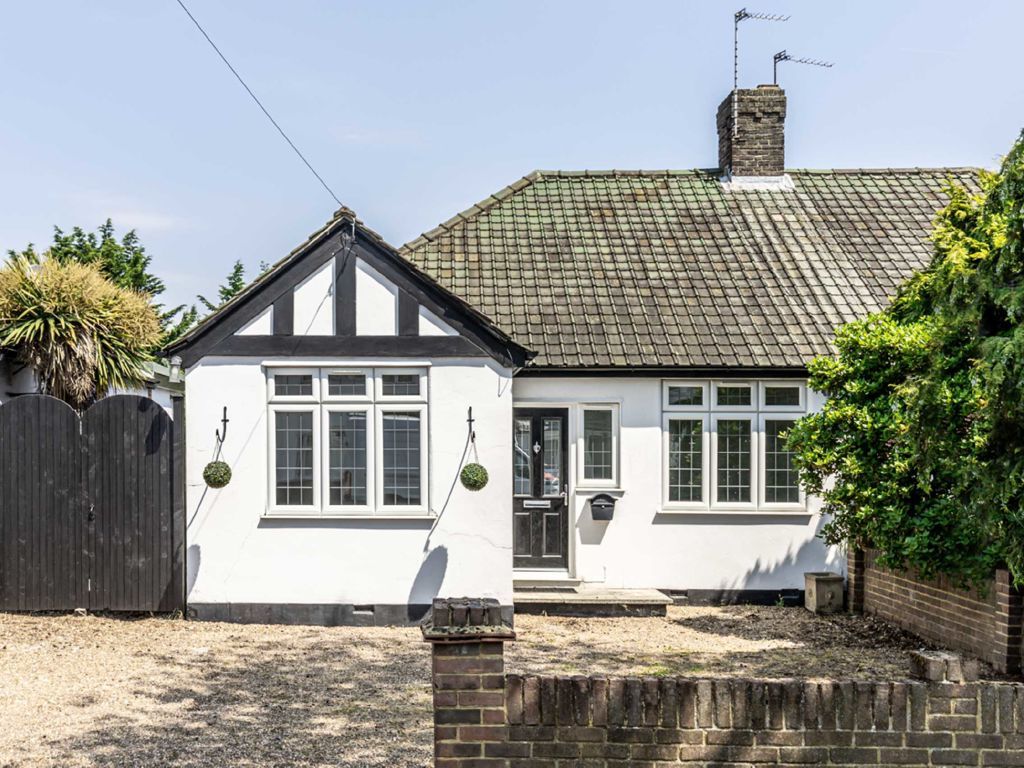 3 Bed Bungalow For Sale In Waverley Avenue Whitton Twickenham Tw2 £