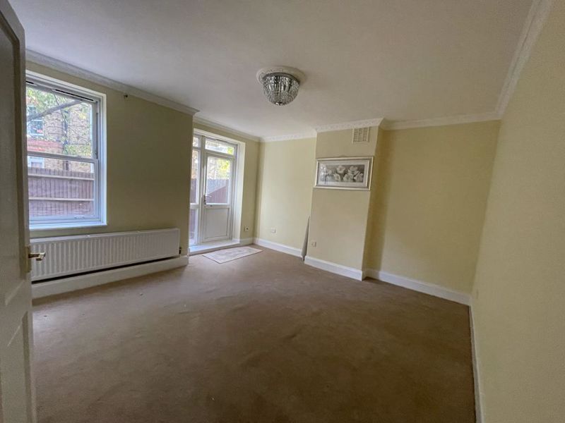 2 bed flat for sale in Fulham Road, London SW6 - Zoopla