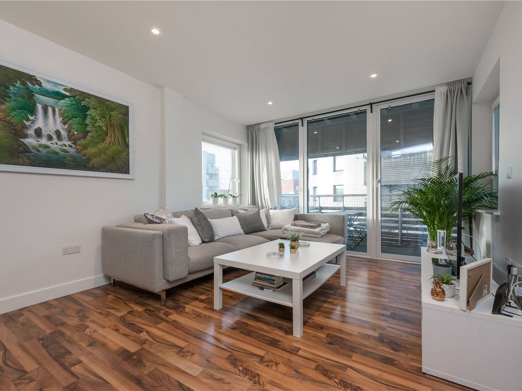 2 bed flat to rent in Hillside, London NW10, £2,000 pcm - Zoopla