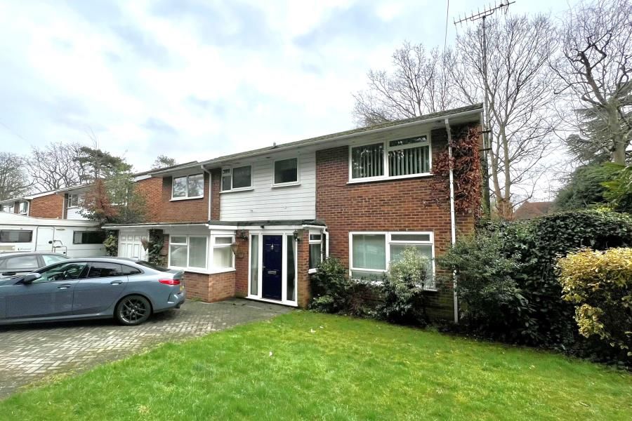 5 bed detached house to rent in Clare Close, West Byfleet KT14, £3,000 ...