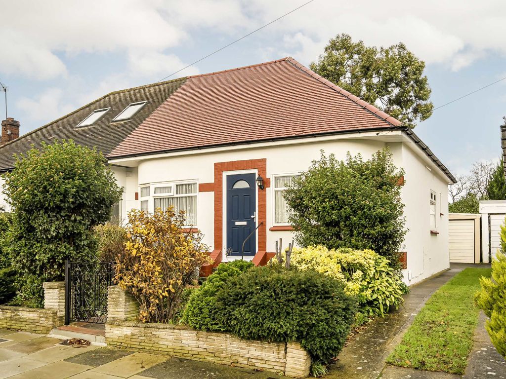 2 Bed Bungalow For Sale In Gladstone Avenue Twickenham Tw2 £575 000