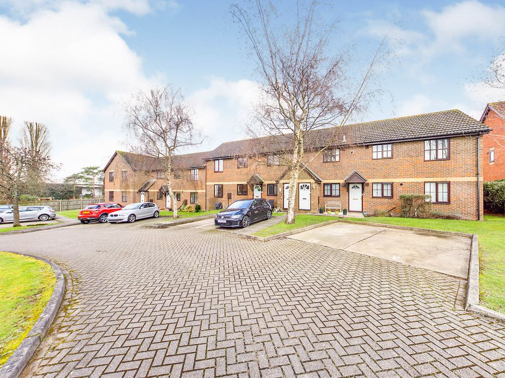 2 bed maisonette for sale in Oak Tree Way, Horsham RH13, £250,000 - Zoopla