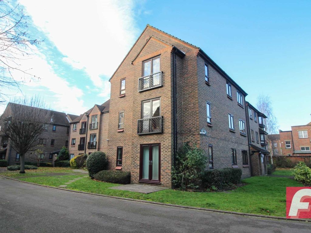 1 Bed Flat To Rent In Ballinger Court Halsey Road Watford Wd18 £