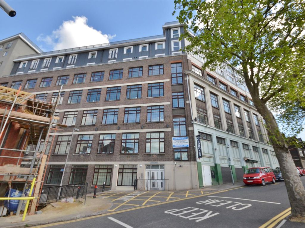 2 bed flat to rent in Hatton Place, Midland Road, Luton LU2, £1,200 pcm ...