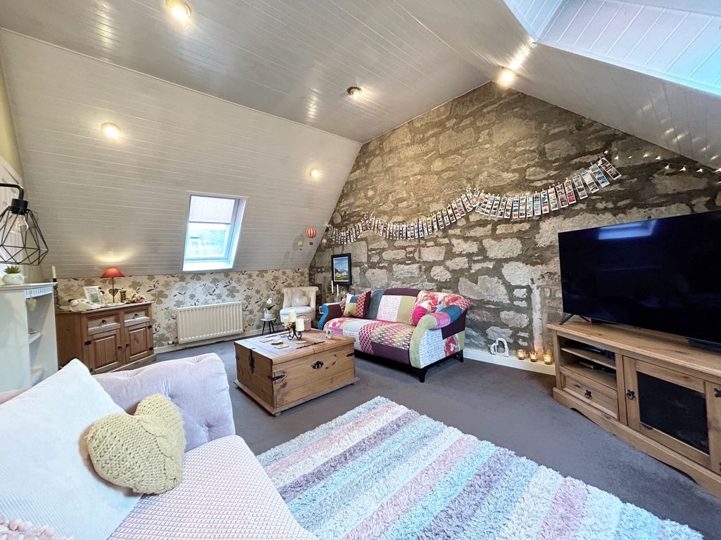 2 bed flat for sale in George Street, Perth PH1, £105,000 - Zoopla