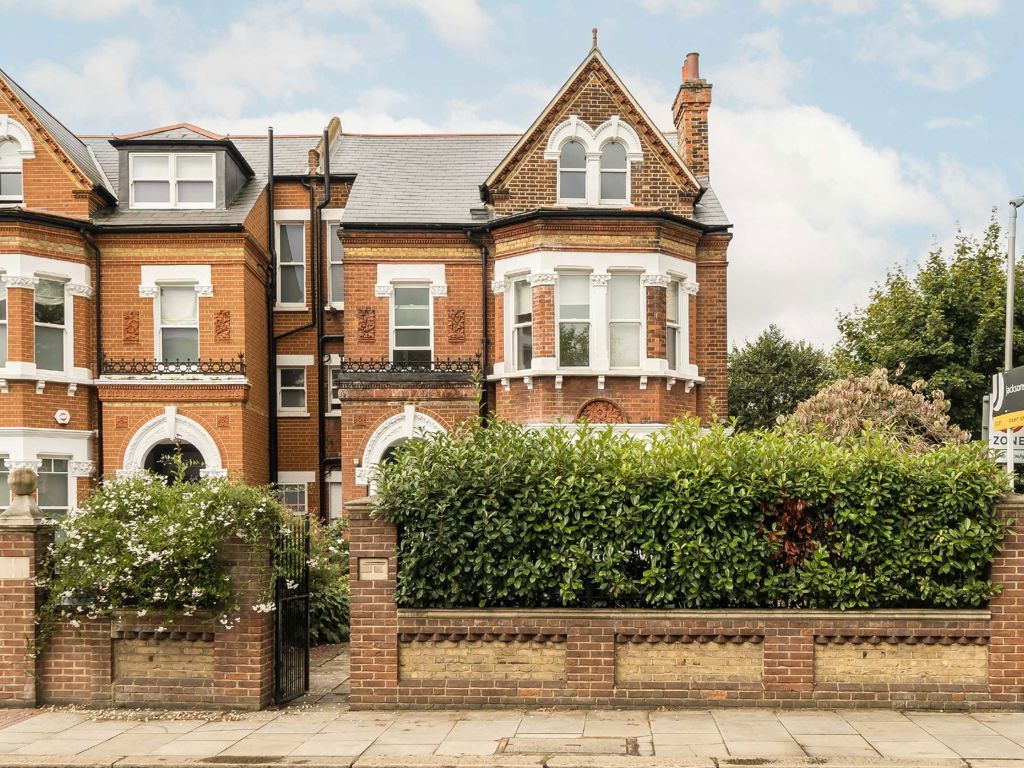 3 bed flat to rent in Trinity Road, London SW18, £2,850 pcm - Zoopla