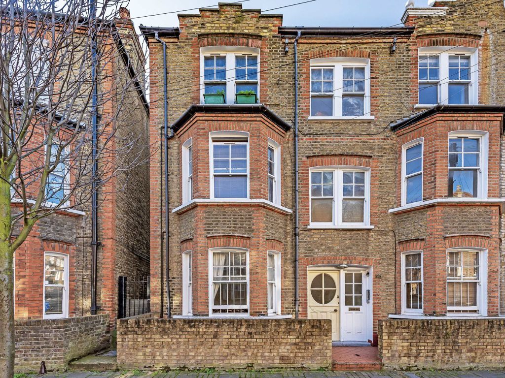 2 bed flat to rent in Cato Road, London SW4, £2,150 pcm - Zoopla