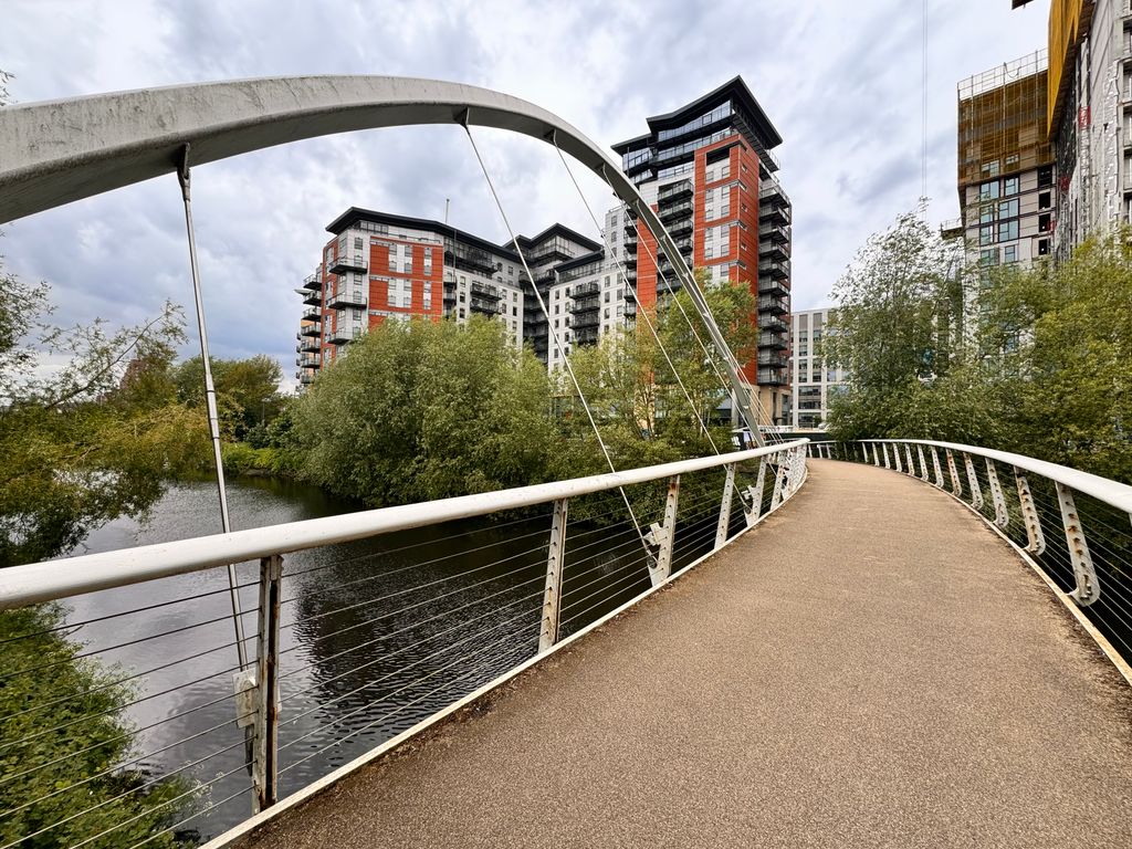 2 bed flat for sale in Riverside Way, Leeds LS1, £190,000 - Zoopla