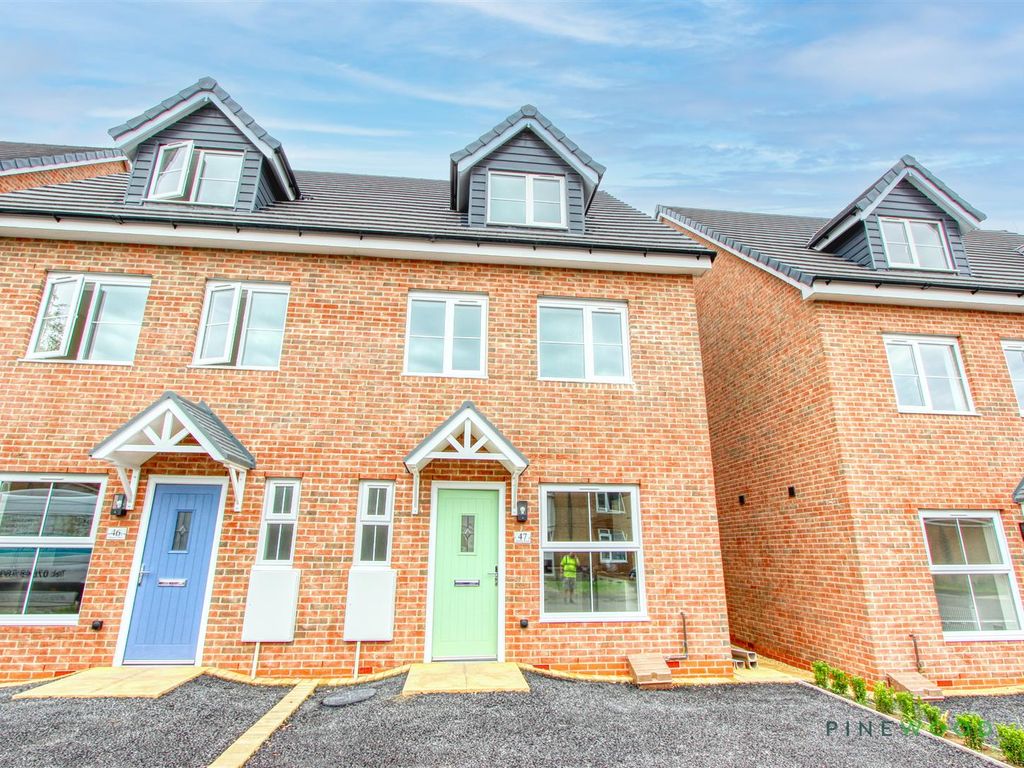 3 bed town house to rent in Pattison Street, Shuttlewood, Chesterfield ...