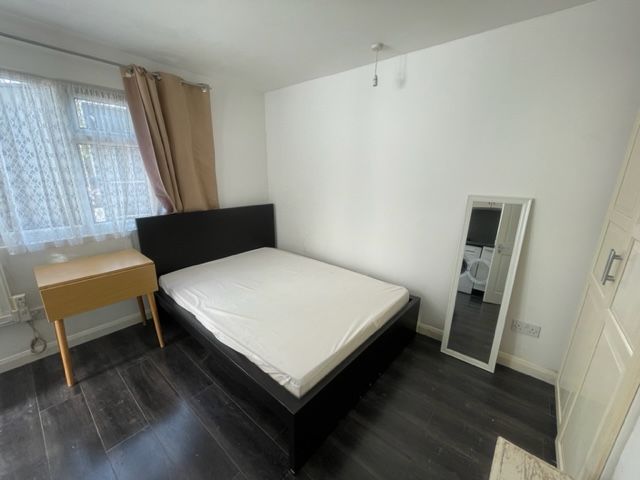 Studio to rent in Studio Rear, Chapter Road, Willesden NW2 - Zoopla