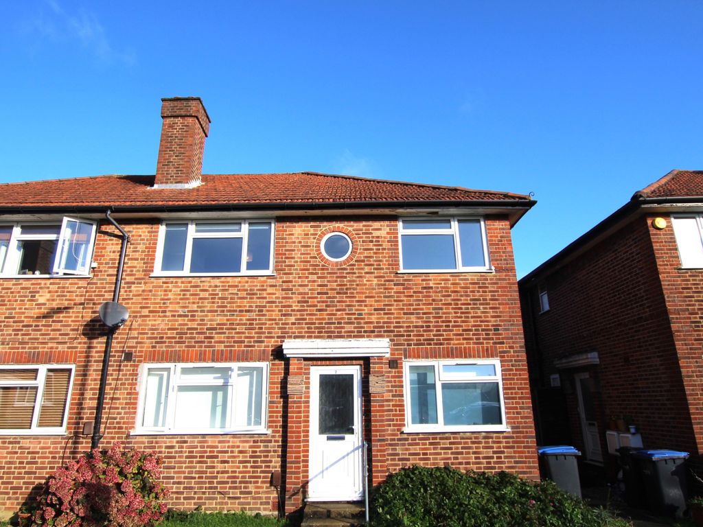 2 bed flat to rent in 8 East Close, (Ms048), Cockfosters. EN4, £1,600 ...