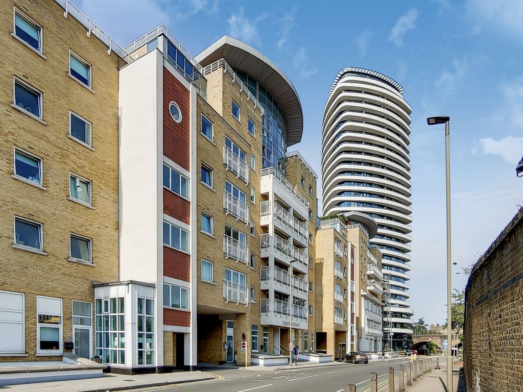 1 bed flat to rent in Lombard Road, London SW11, £1,900 pcm - Zoopla