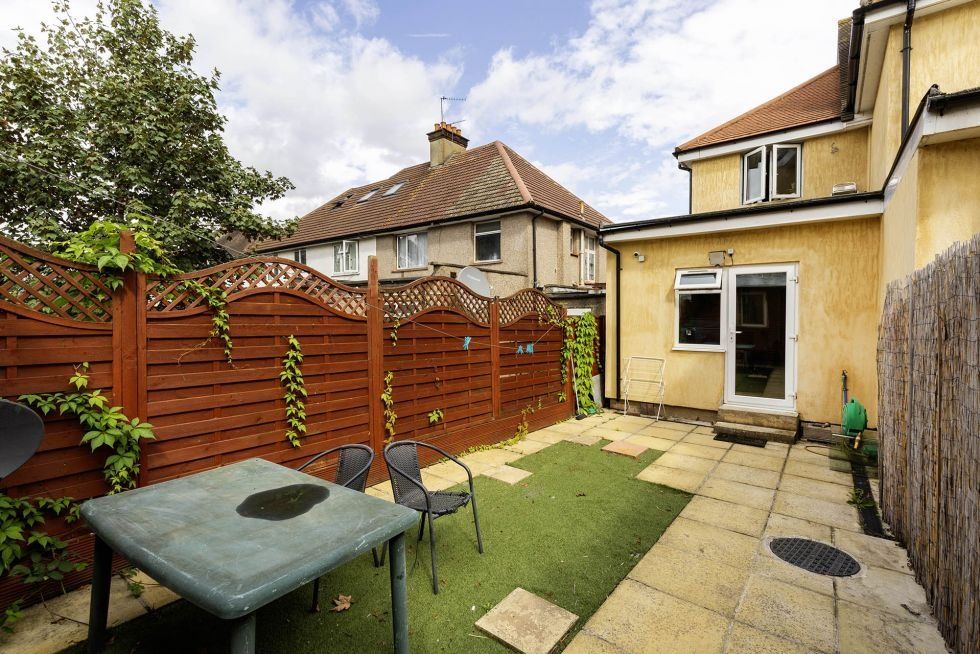 Studio to rent in Hendon Way, London NW2, £1,300 pcm - Zoopla