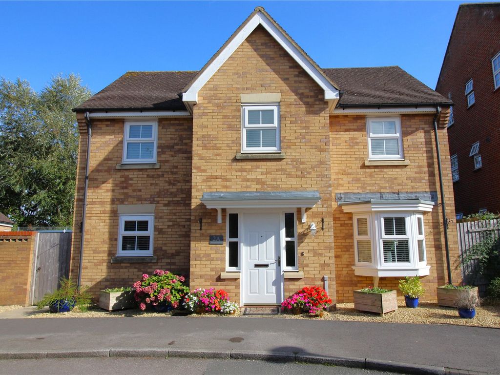 4 bed detached house for sale in Stackpole Crescent, Swindon, Wiltshire ...