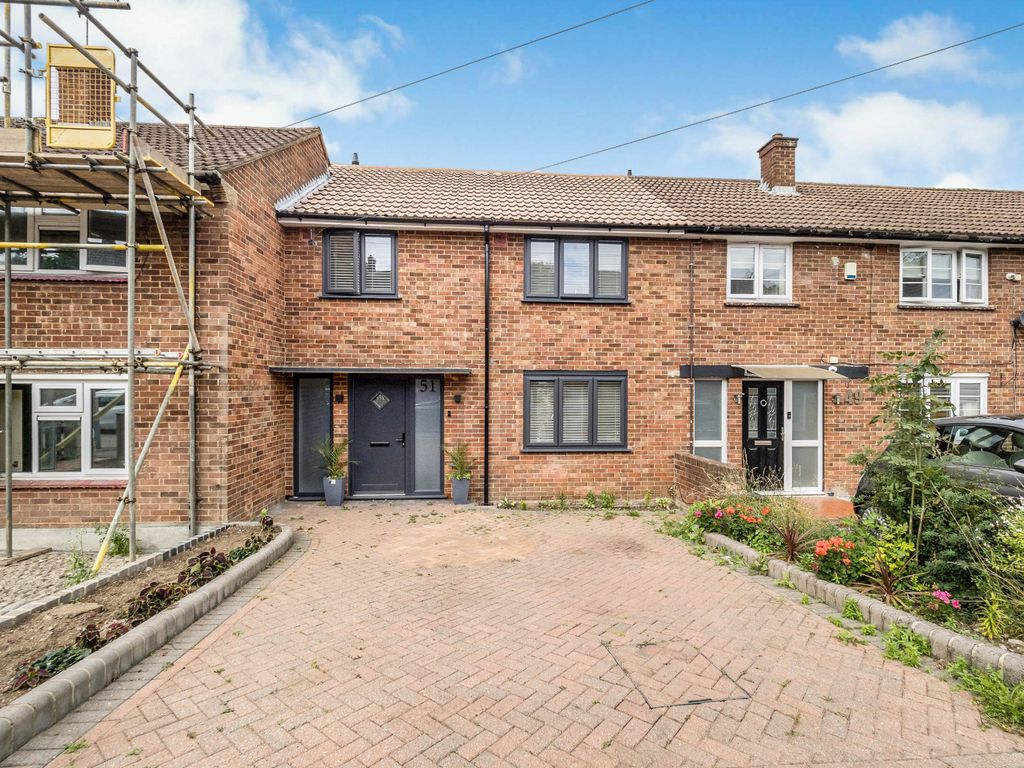 3 Bed Terraced House For Sale In Purleigh Avenue Woodford Green Ig8 £
