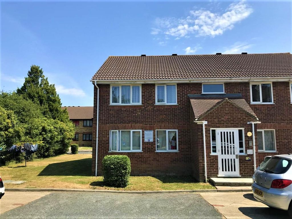 2 bed flat to rent in Conway Gardens, Grays RM17 - Zoopla
