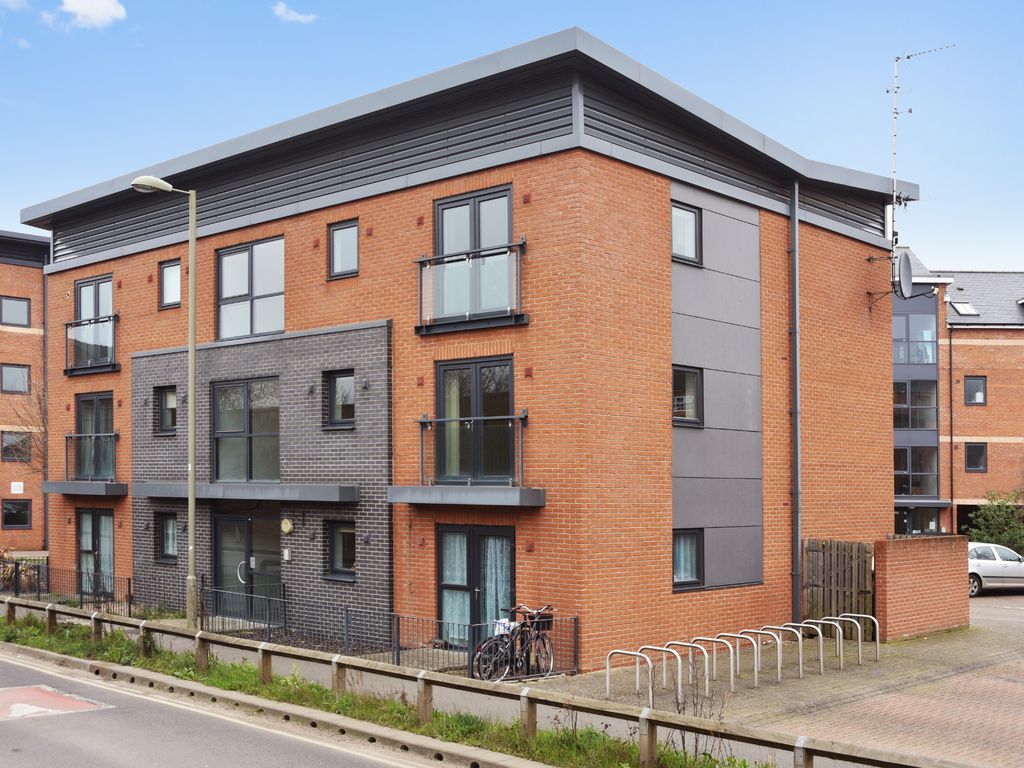 2 bed flat for sale in Marshall Road, Banbury OX16 - Zoopla