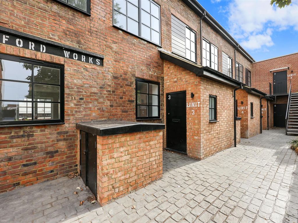 2 bed flat to rent in Ashford Road, London NW2, £2,700 pcm - Zoopla