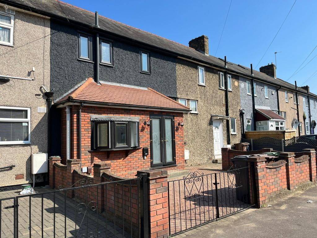4 Bed Terraced House For Sale In Bennetts Castle Lane Becontree