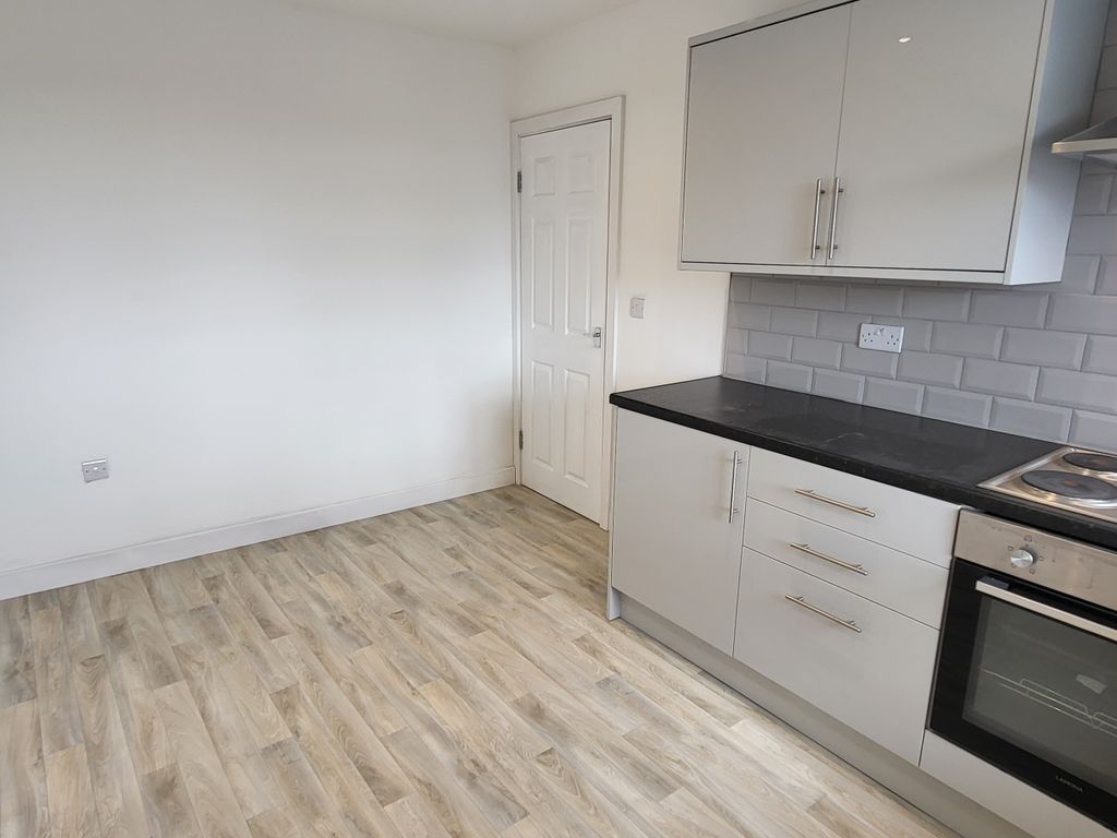 2 bed flat to rent in Sunny Lea Terrace, Odsal Road, Bradford BD6, £600 ...