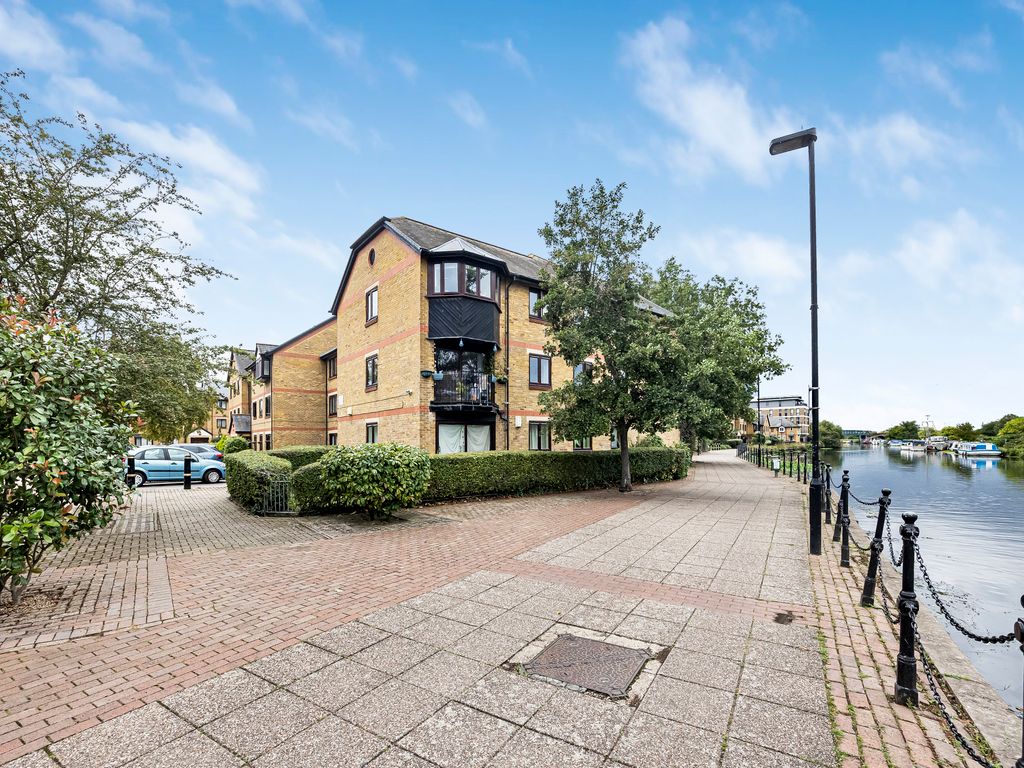 1 bed flat to rent in Riverside Close, London E5, £1,450 pcm - Zoopla