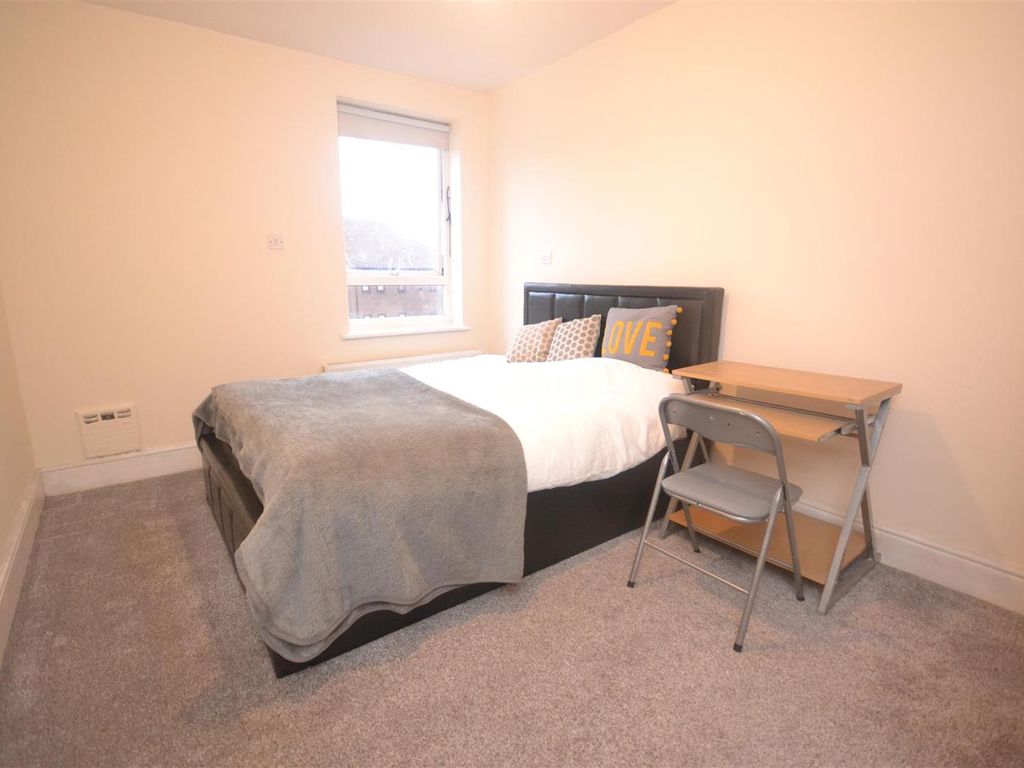 Room to rent in Crown Street, Reading RG1, £595 pcm - Zoopla