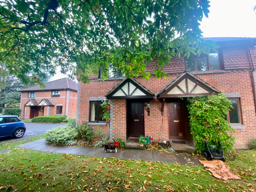 1 Bed End Terrace House To Rent In Tintagel Way Woking Gu22 £1 095