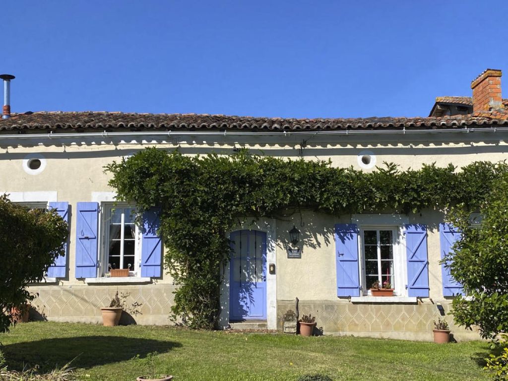 3 bed country house for sale in Brossac, Charente, France - 16480, £ ...