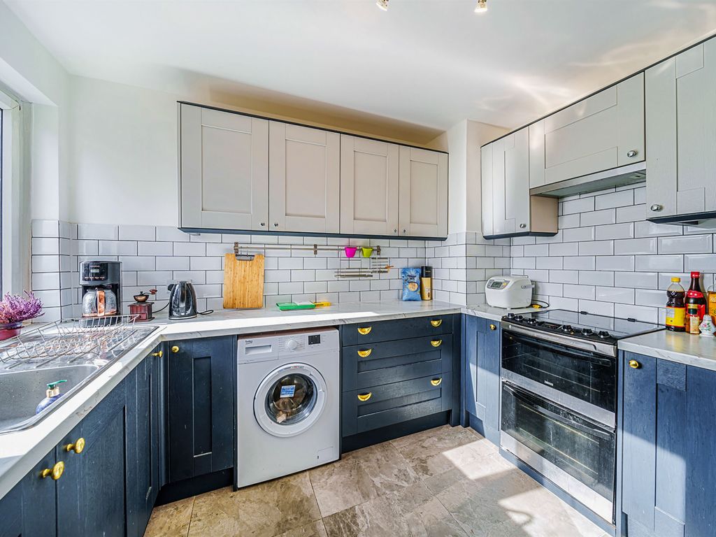 2 bed flat for sale in Portland Street, London SE17, £315,000 - Zoopla