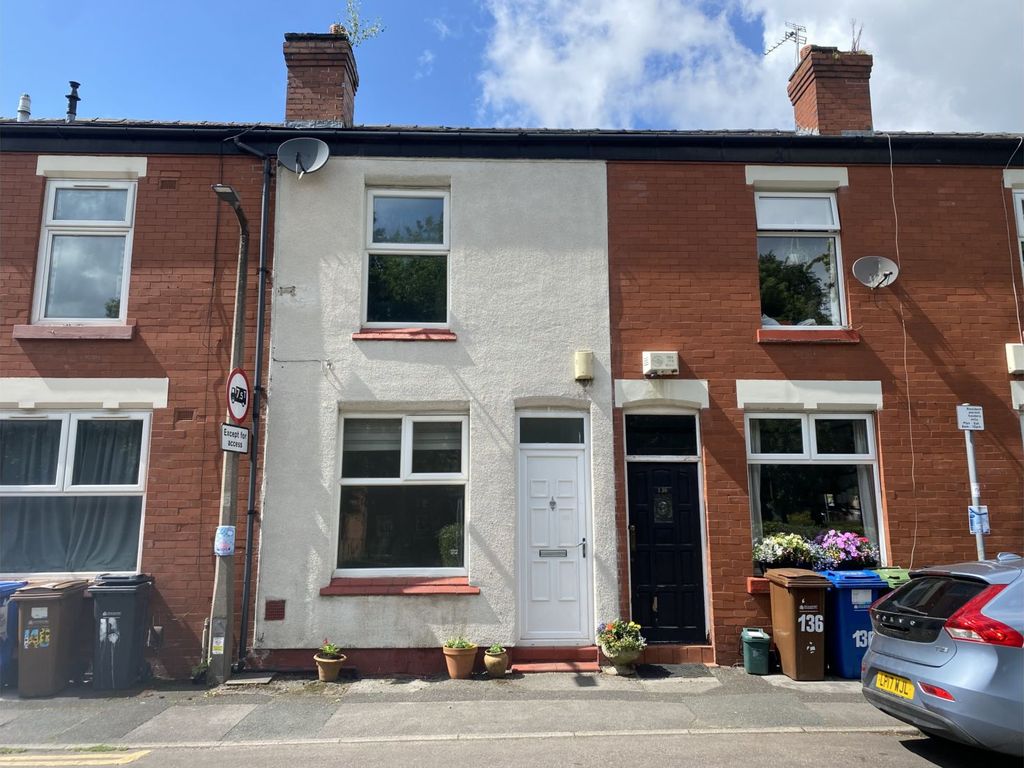 Terraced House For Sale In Shaw Road South Stockport Sk3 £190 000