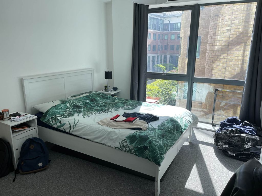 2 bed flat to rent in City Road East, Manchester M15, £1,450 pcm - Zoopla