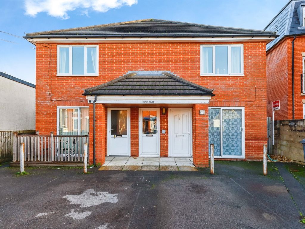 2 bed flat for sale in Middleton Road, Salisbury SP2, £180,000 - Zoopla