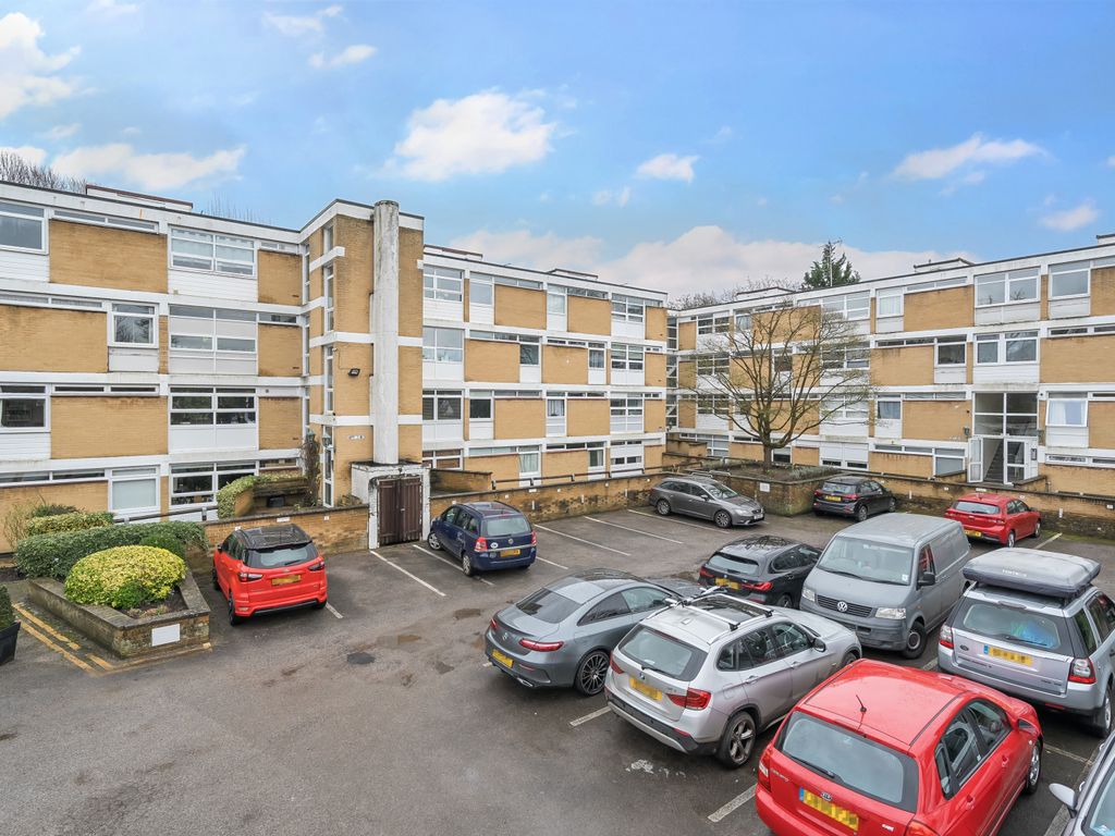 3 bed flat for sale in Park View Court, Woking GU22, £335,000 - Zoopla