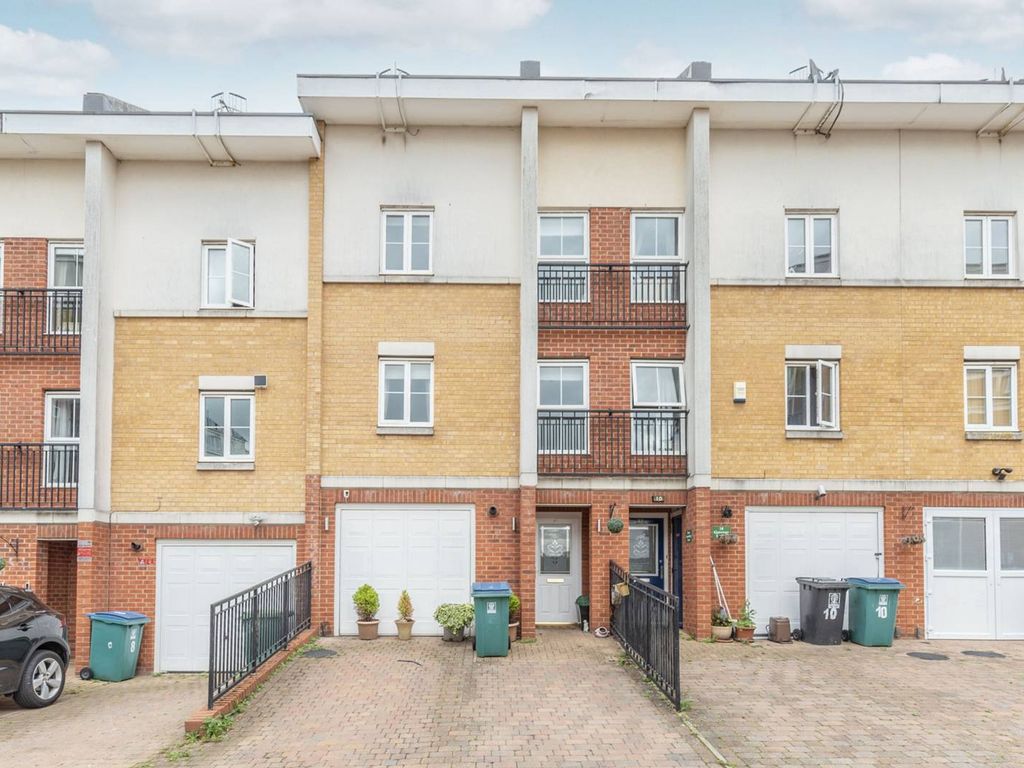 Studio to rent in The Gateway, Watford WD18, £750 pcm - Zoopla