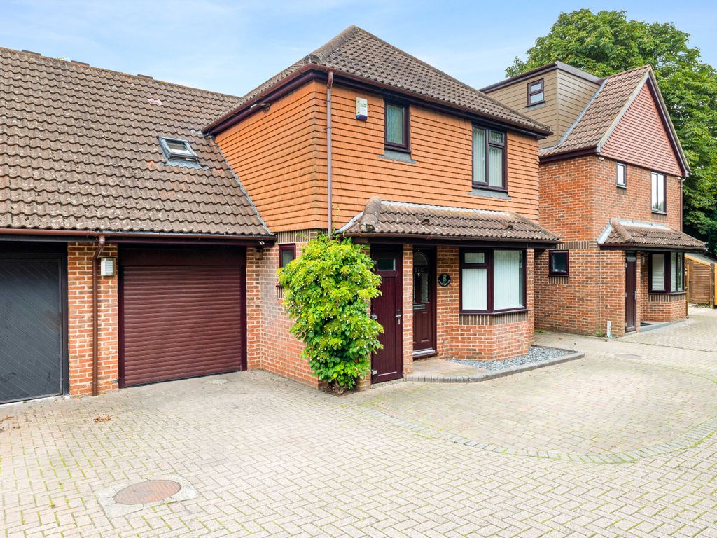 4 Bed Link Detached House For Sale In Ref Sb Sarel Way Horley Rh6