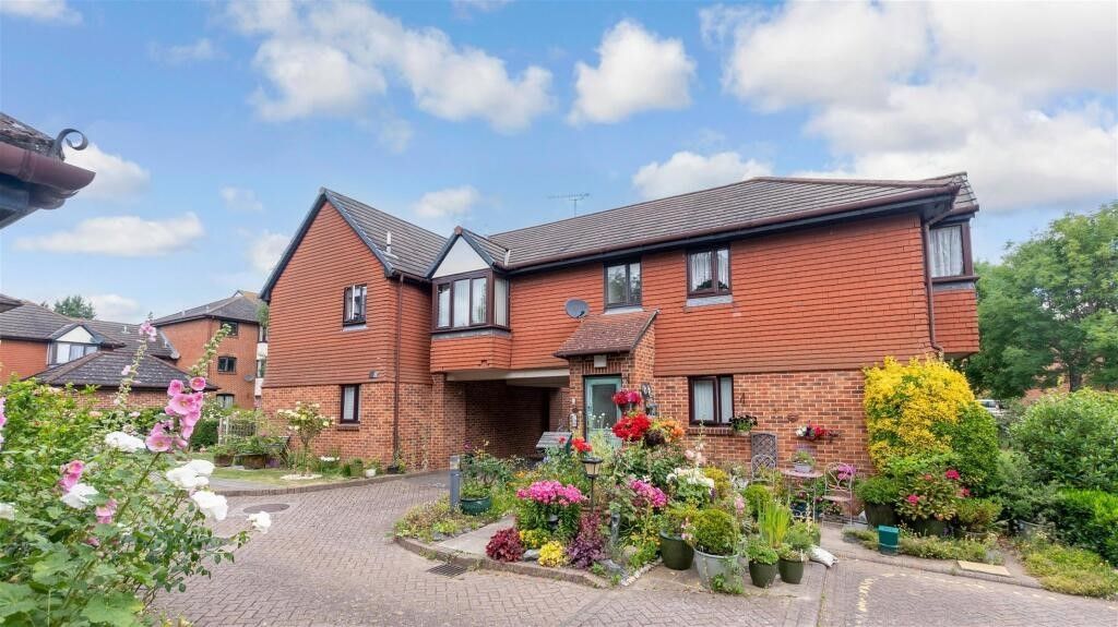 Studio to rent in Haig Gardens, Gravesend DA12, £800 pcm - Zoopla