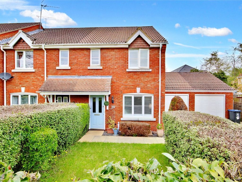 2 Bed Semi Detached House For Sale In Florence Way Knaphill Woking