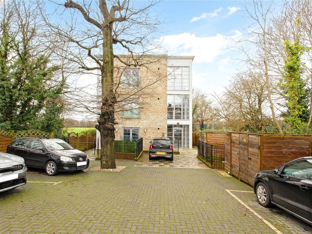 2 bed flat for sale in Roding Road, Loughton, Essex IG10, £550,000 - Zoopla