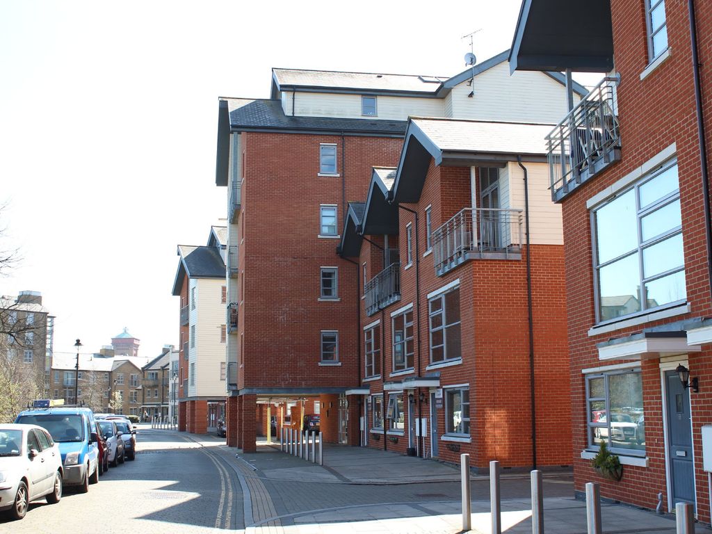 2 bed flat to rent in Rotary Way, Colchester CO3, £1,050 pcm - Zoopla