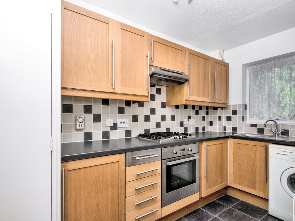 2 bed flat to rent in Brook Court, Chinbrook Road SE12 - Zoopla