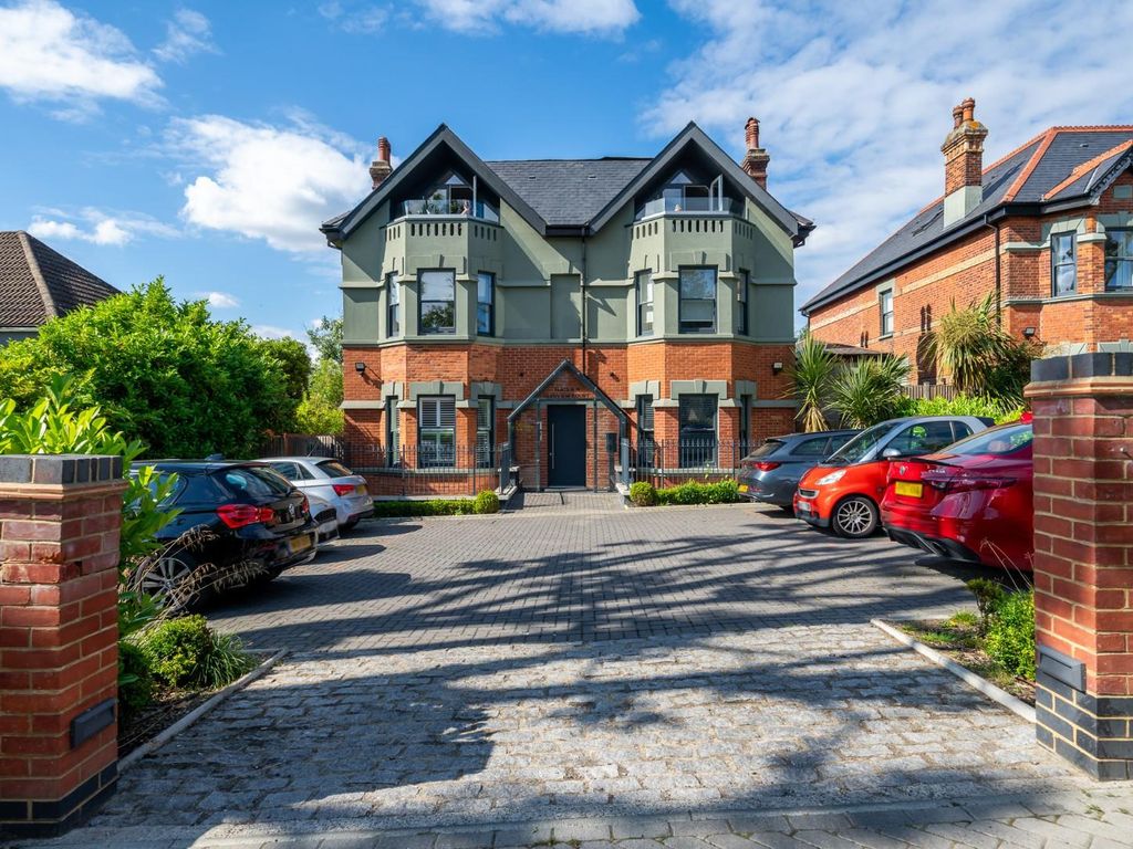 2 bed flat for sale in Chinbrook Road, London SE12, £450,000 - Zoopla