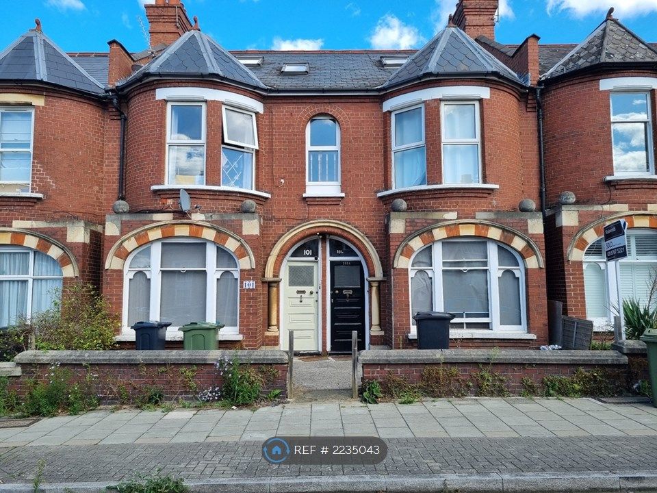3 bed flat to rent in Radbourne Road, London SW12, £2,600 pcm - Zoopla