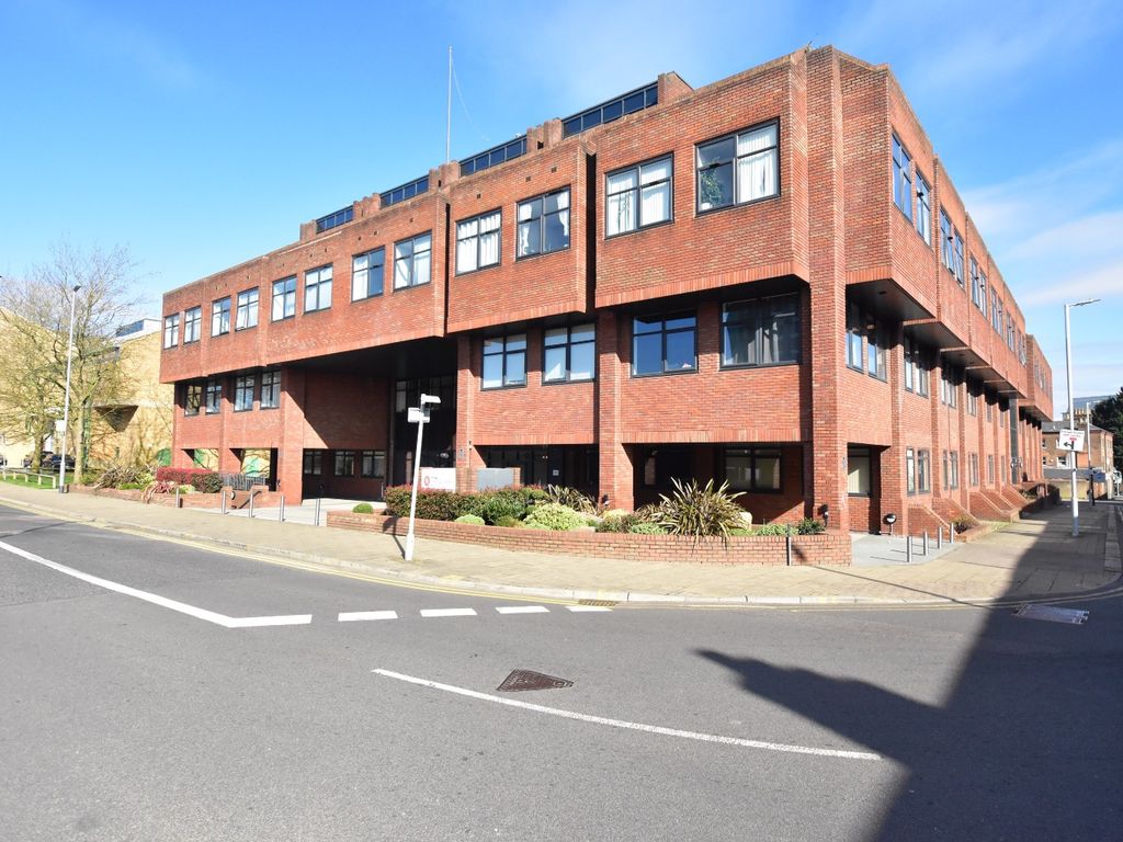 Studio to rent in Flowers Way, Luton, Bedfordshire LU1 - Zoopla