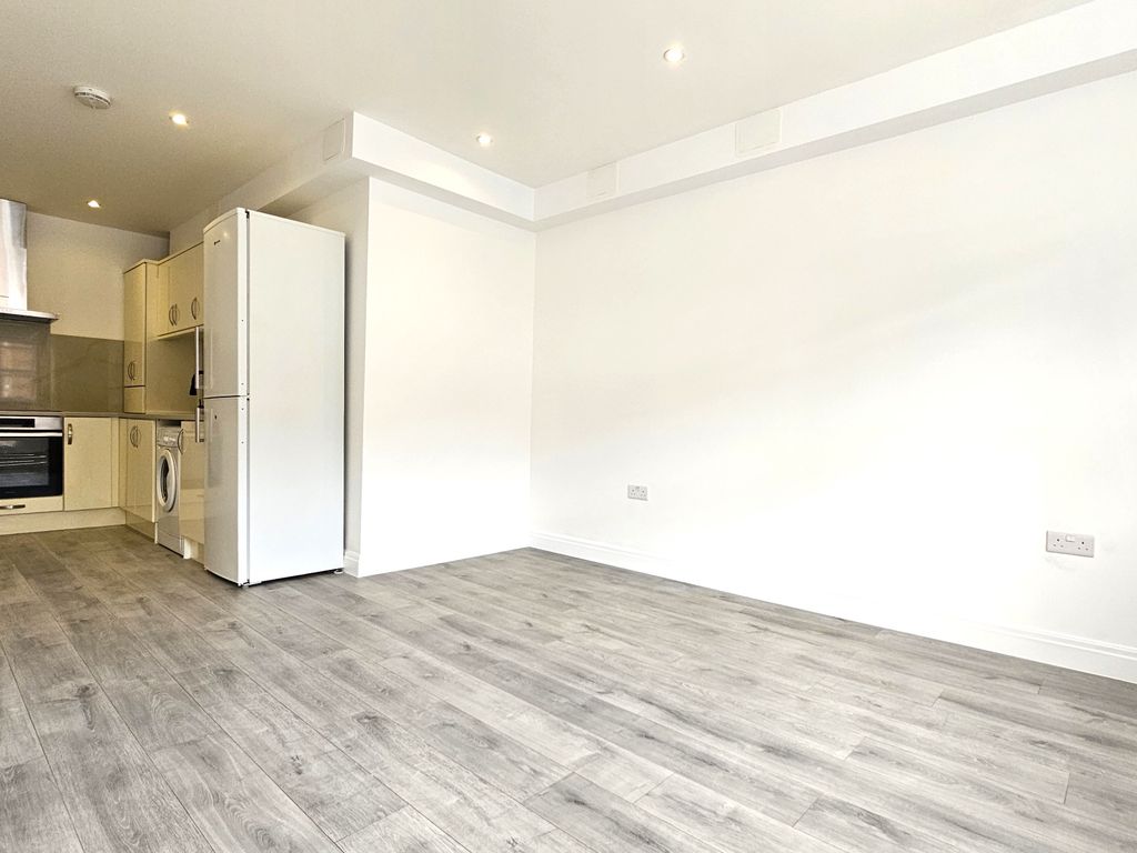 1 bed flat to rent in South End, Croydon CR0, £1,250 pcm - Zoopla