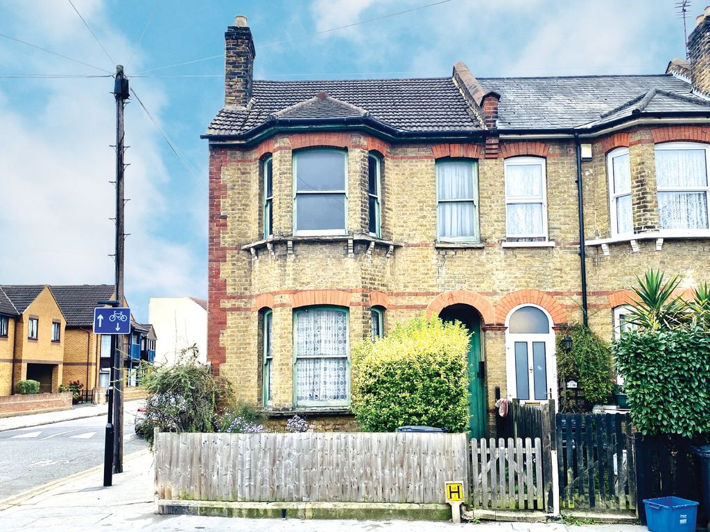 3 Bed End Terrace House For Sale In Leslie Park Road Croydon Cr0 £