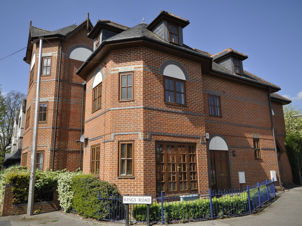 2 bed flat to rent in Kings Road, Farncombe, Godalming, Surrey GU7, £ ...