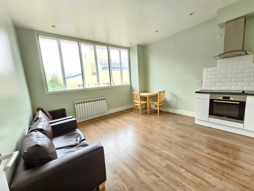 1 bed flat to rent in Park Street, Luton LU1, £1,000 pcm - Zoopla