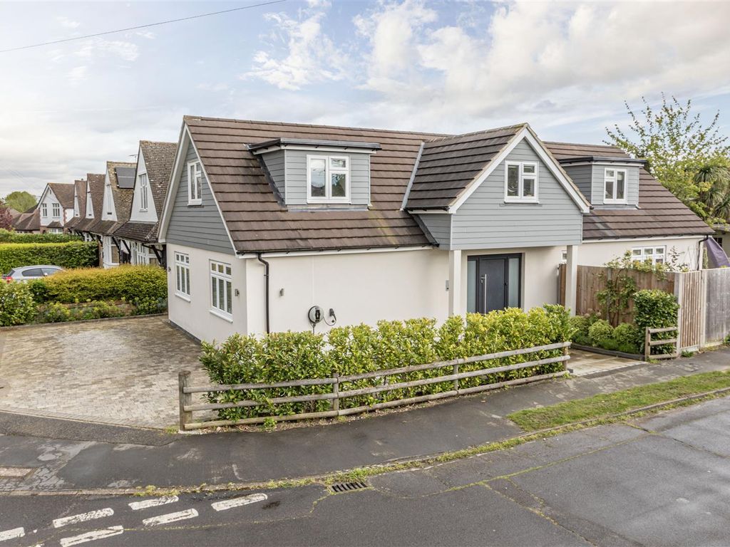 4 bed detached bungalow for sale in Dickens Drive, Addlestone KT15, £ ...