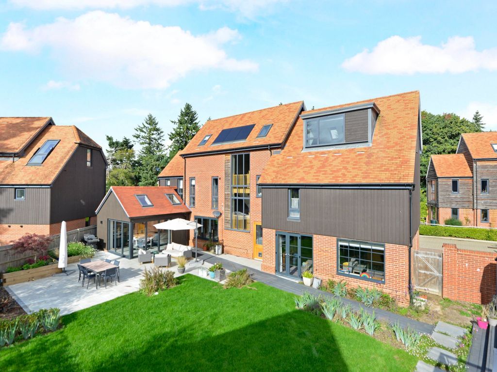 5 bed detached house for sale in Godalming, Surrey GU7, £1,250,000 - Zoopla